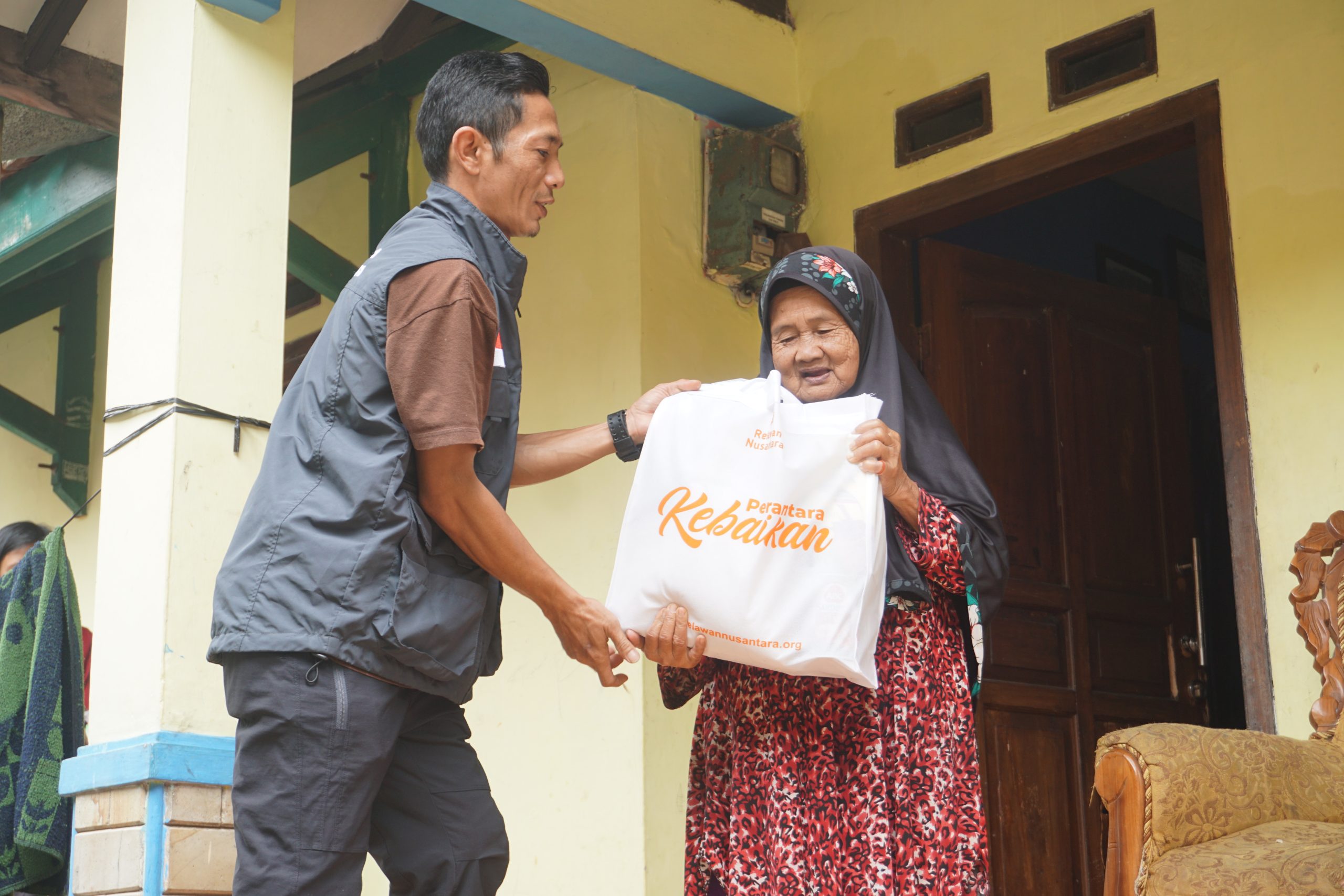 RELAWAN NUSANTARA MENYALURKAN PAKET SEMBAKO UNTUK YATIM, DHUAFA, DAN LANSIA DI CIGINTUNG ...